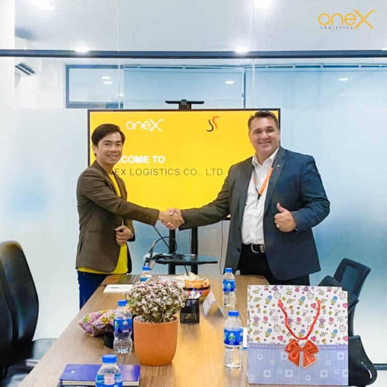 Ông Wayne Striplin, Giám đốc Strategix Training Group (Úc) đến thăm và ...